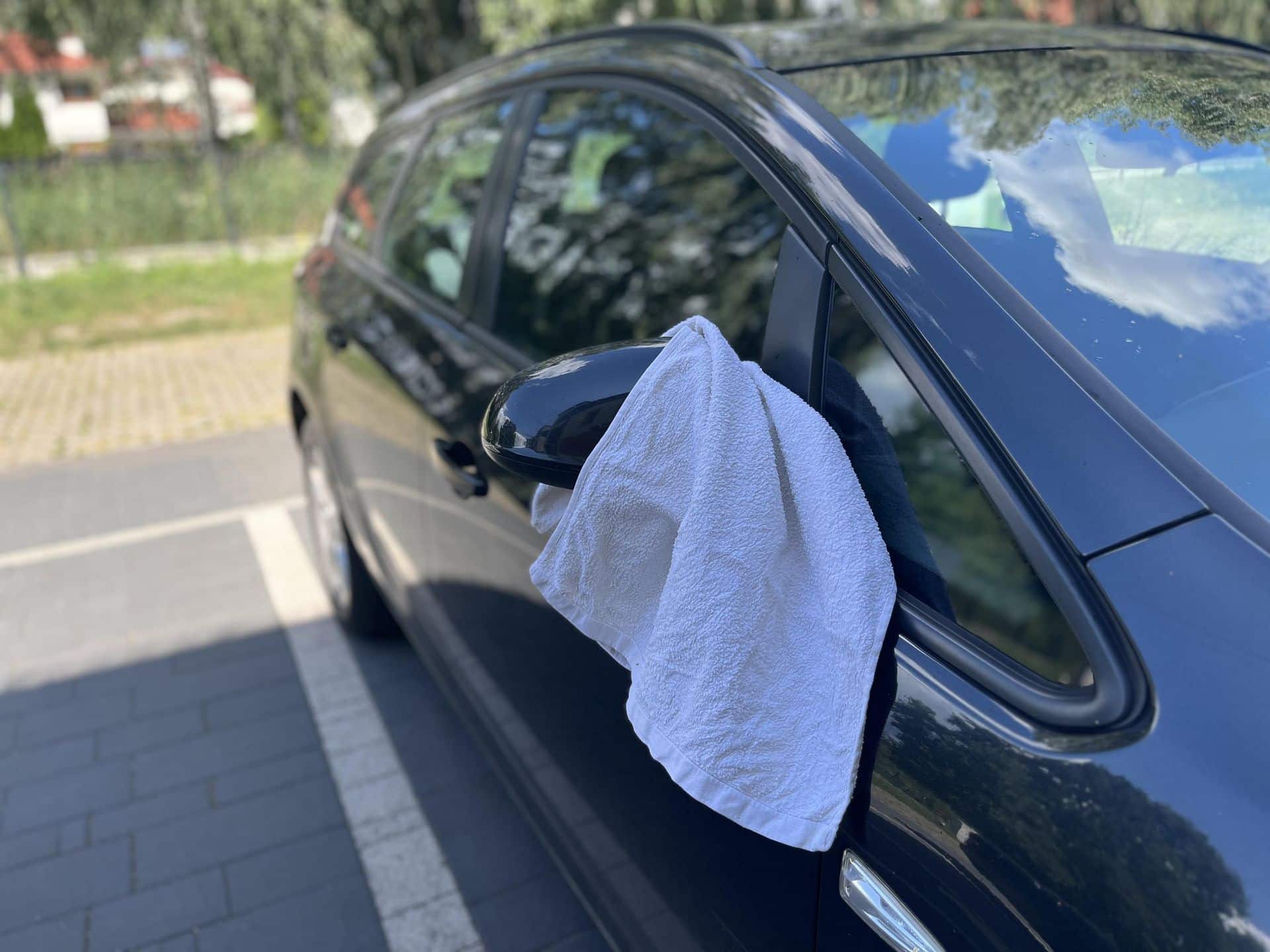 Vernachlässigen Sie nicht das weiße Handtuch am Spiegel. Es verbirgt ...